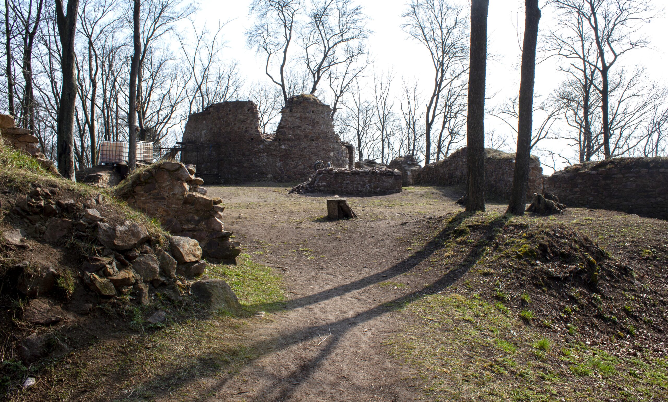 Hrádok Obišovce ponúka výlet do stredoveku. A príjemnú prechádzku