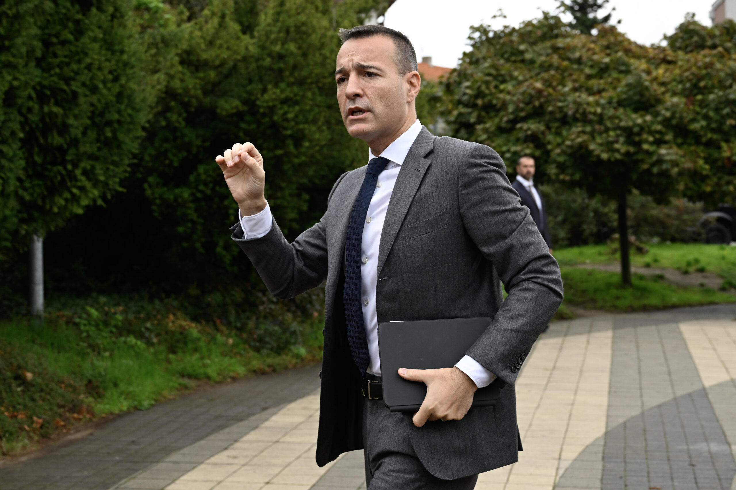 7 dní v kocke: Drucker ukázal Ficovi prostredník. A zamával mu dúhovou ...