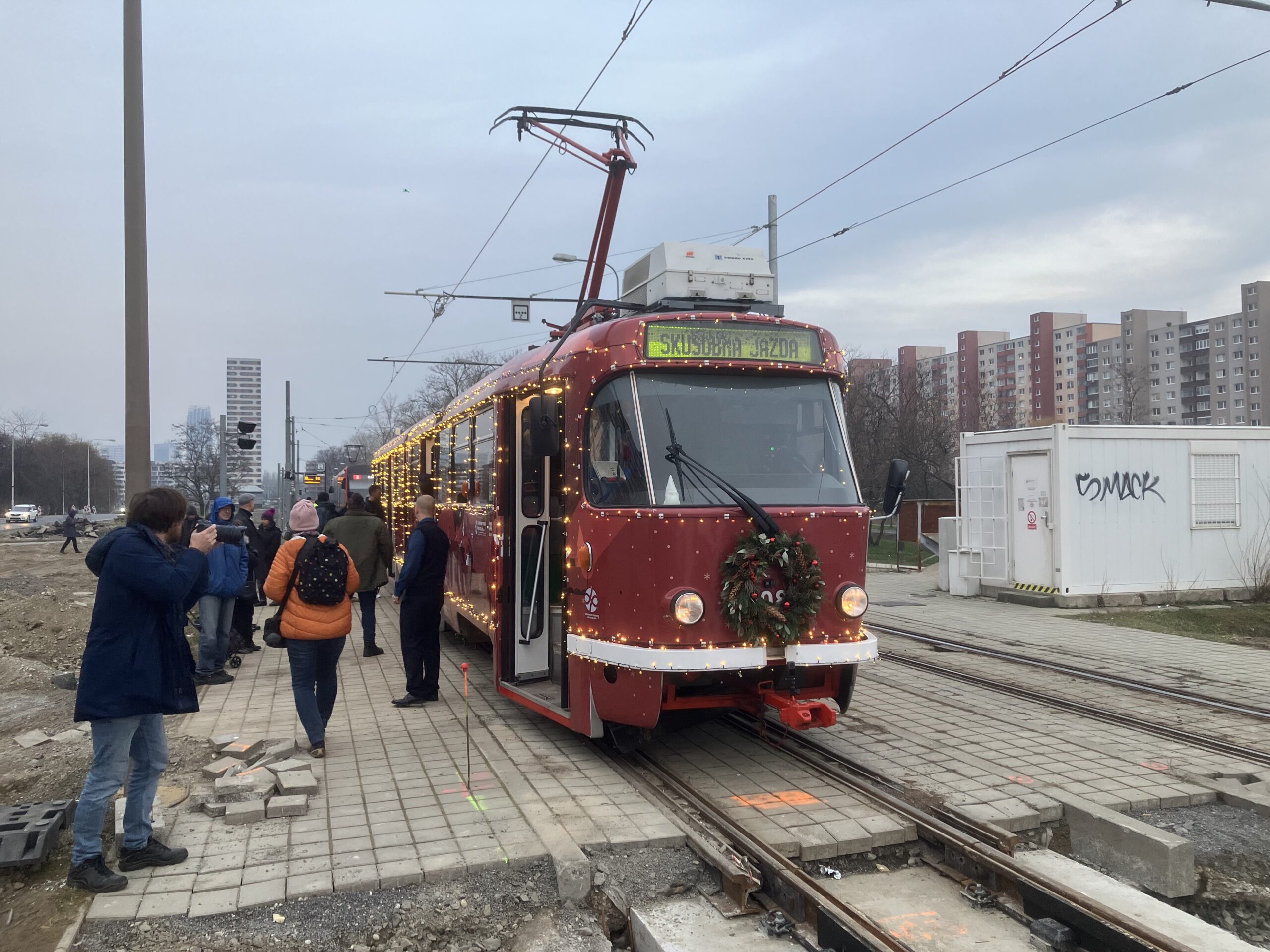 Ftáčnika nespomenul, Hrčku nepozval. Petržalkou prešla prvá električka ...