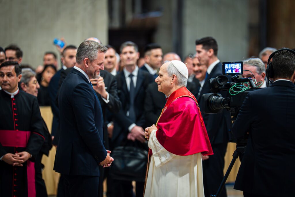 Cirkevné sviatky istí Vatikán. Siahne Fico na 1. máj?